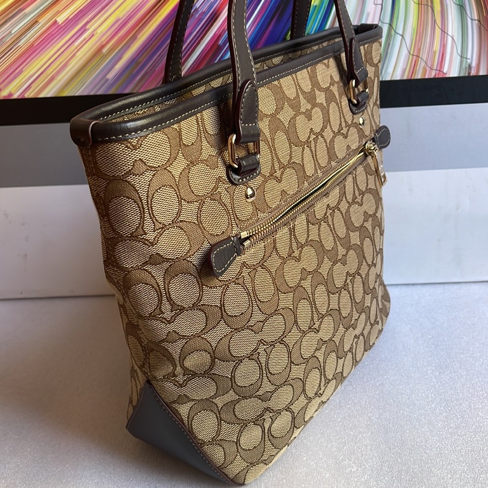 Coach Outline Signature Zip Tote Bag Size: Medium - Gem